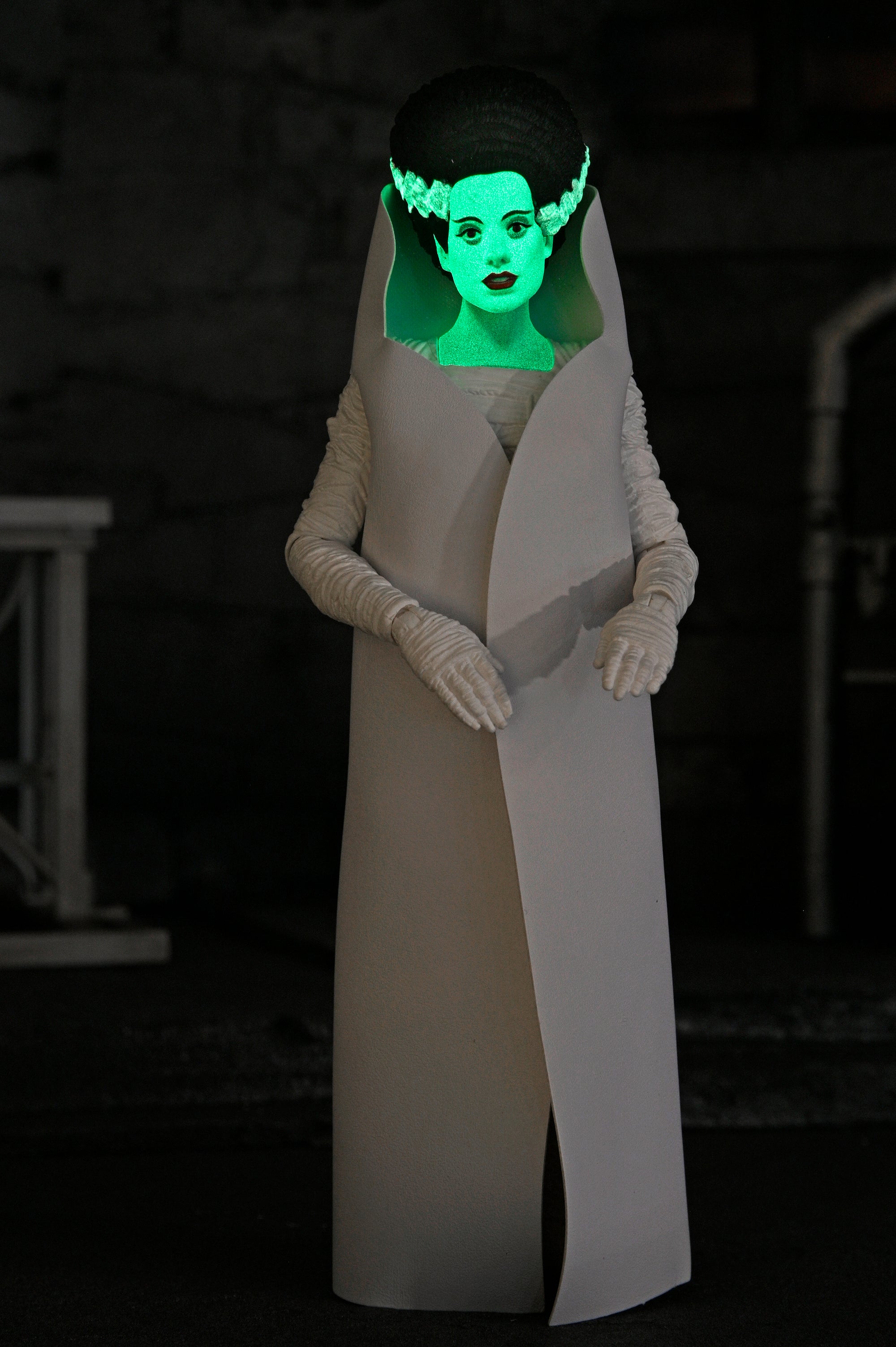 Universal Monsters - 90th Anniversary Glow-in-the-Dark Retro Bride of ...