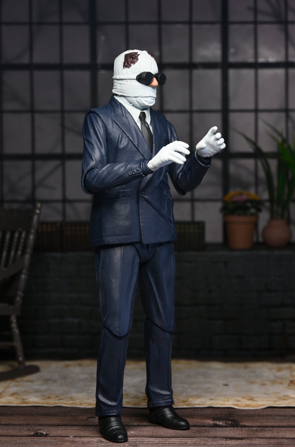 Universal Monsters – Glow-in-the-Dark Retro Invisible Man 7” Scale Act ...