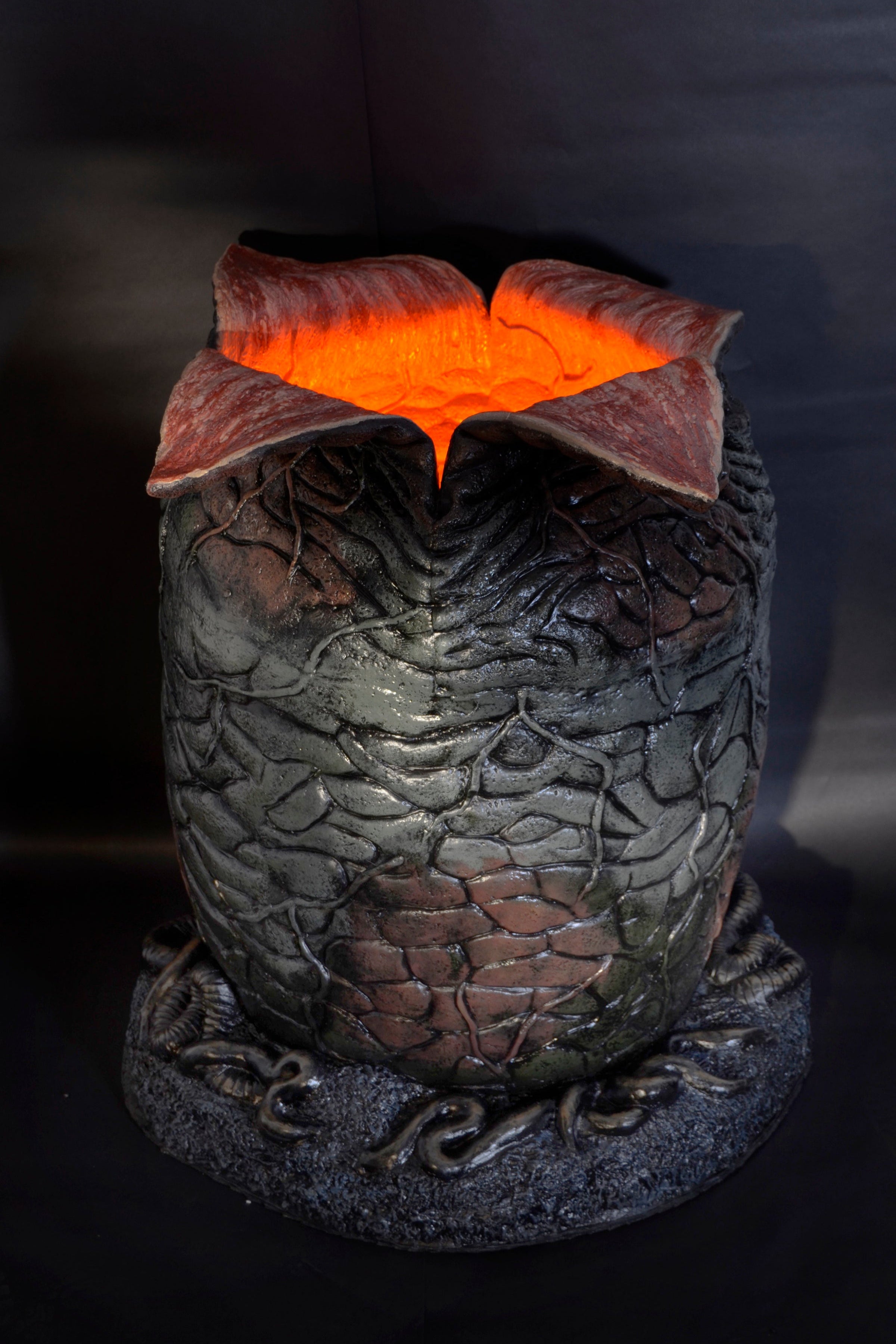 Aliens - Xenomorph Egg Life-Size Replica with LED Lights – NECA