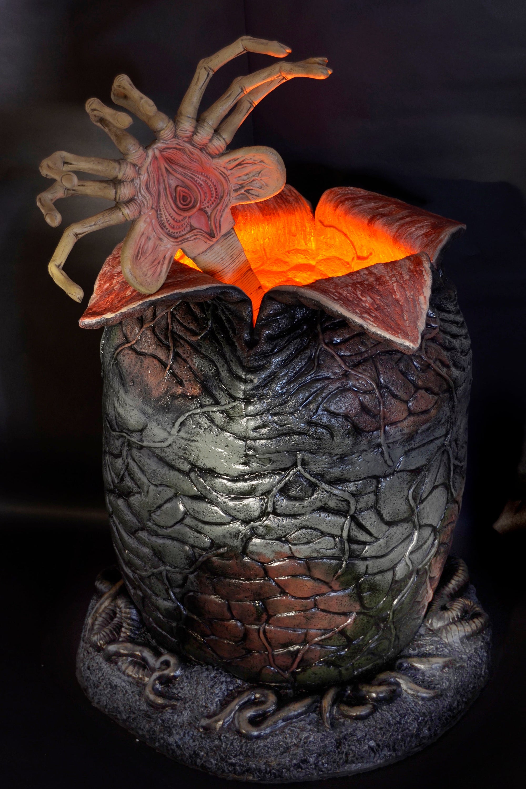 Aliens - Xenomorph Egg Life-Size Replica with LED Lights – NECA