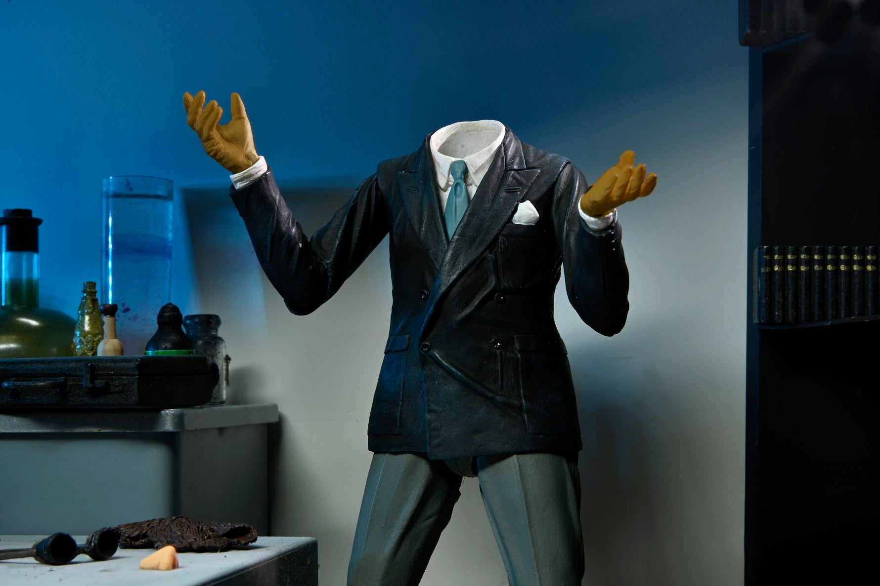 Universal Monsters - Ultimate Invisible Man 7" Scale Action Figure – NECA